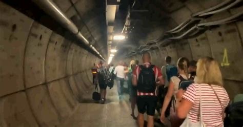 World Now 영국 프랑스 해저터널에 갇힌 승객들5시간 발 묶여