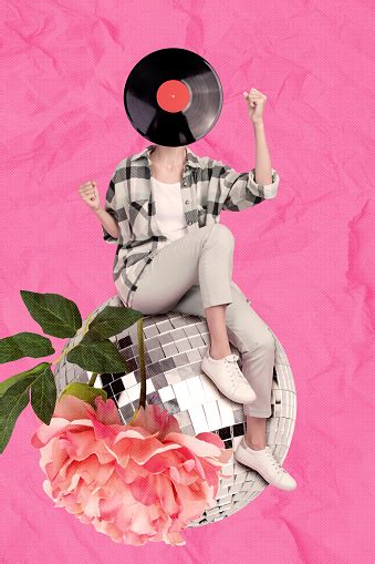 수직 크리 에이 티브 콜라주 얼굴없는 익명의 레이디 빈티지 비닐 플레이트 음악 레코드 댄스 홀 앉아 마젠타 배경에 고립 된 디스코볼 0명에 대한 스톡 사진 및 기타 이미지