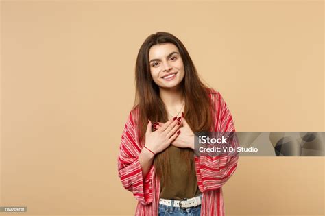 캐주얼 한 옷에 웃는 젊은 여자의 초상화는 손바닥 파스텔 베이 지 벽 배경에 고립 된 가슴에 교차 잡고 카메라를 찾고 사람들은 진심으로 감정 라이프 스타일 개념입니다 복사