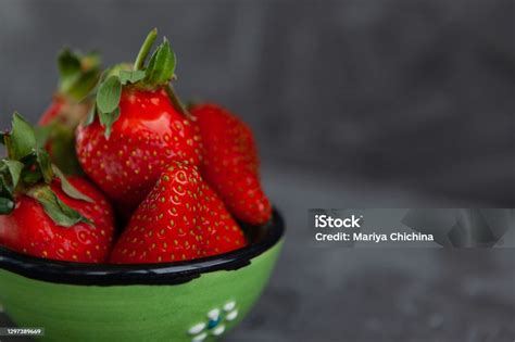 잘 익은 빨간 딸기 육즙이 잘 익은 붉은 딸기로 채워진 그릇 회색 콘크리트 테이블에 딸기 신선한 딸기 사진 Ðoncept 건강 식품 0명에 대한 스톡 사진 및 기타 이미지