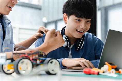 두 명의 아시아 청소년이 과학 교실에서 노트북으로 로봇 팔 프로젝트를 만들고 있다 로봇공학에 대한 스톡 사진 및 기타 이미지 로봇공학 아이 테크놀로지 Istock