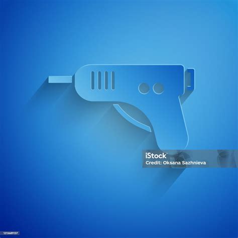 종이 잘라 전기 뜨거운 접착제 총 아이콘 파란색 배경에 격리 뜨거운 권총 접착제 뜨거운 수리 작업 기기 실리콘 종이 아트 스타일입니다 벡터 일러스트레이션 건설 산업에 대한