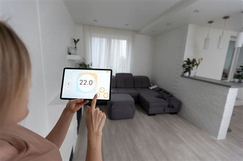 거실 벽에 설치된 디지털 터치 스크린 패널로 집을 제어하는 여성 2명에 대한 스톡 사진 및 기타 이미지 2명 가정 난방 가정 생활 Istock