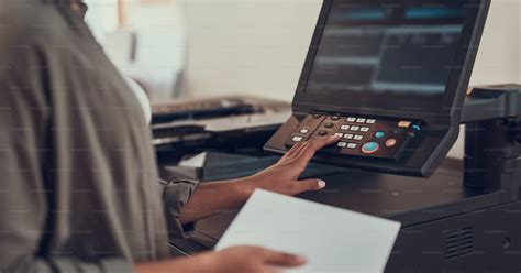 전문 복사 프린터 기계에서 버튼을 누르는 여성 손의 클로즈업 빈 종이 카드를 들고 있는 소녀 사진 Unsplash의 프린터 이미지