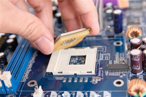 Tecnico Che Installa Il Microprocessore Integrato Del Cpu Allincavo Sulla Scheda Madre Immagine