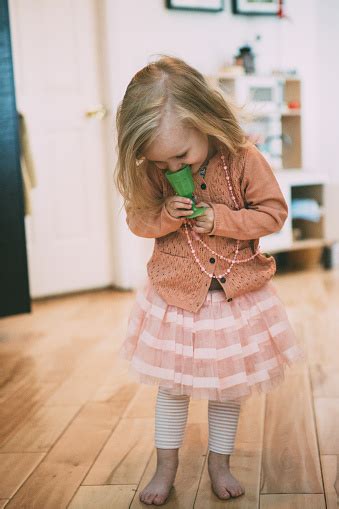 Girly 어린이 있어 여러분에게 접근한다고 생각하십시오 술마시기 있는 완구류 컵 12 17 개월에 대한 스톡 사진 및 기타 이미지 12 17 개월 18 23 개월