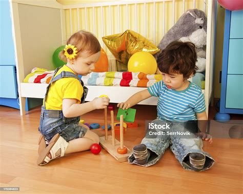 남자아이 및 여자아이 게임하기 완구류 피라미드형 낱말퍼즐 2 3 살에 대한 스톡 사진 및 기타 이미지 2 3 살 2명 가정의 방 Istock