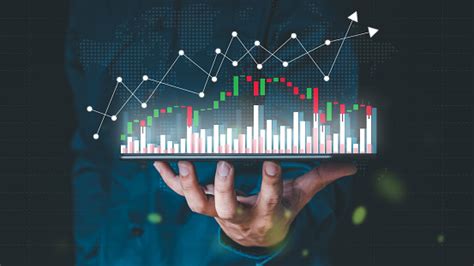사업가 핸드 쇼 스톡 차트 그래프 표시기와 상승 주식 기호를 보여주는 금리 금융 및 모기지 금리 개념 이중 노출 이미지 25 29세에 대한 스톡 사진 및 기타 이미지