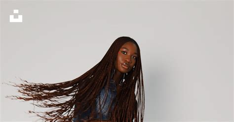 긴 머리와 부츠를 신고 사진을 찍기 위해 포즈를 취하는 여성 사진 Unsplash의 무료 몬트리올 이미지