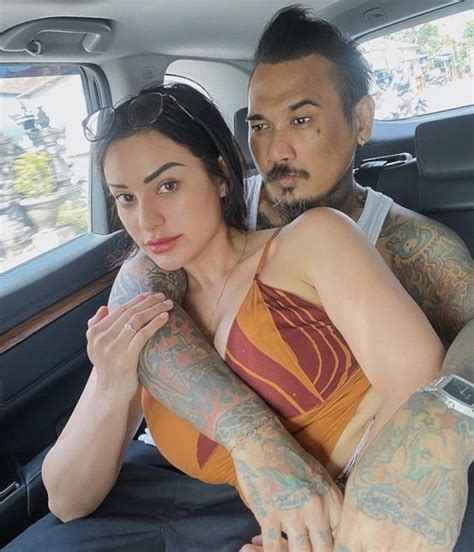 10 Momen Nora Alexandra Jemput Jerinx yang Bebas Bersyarat