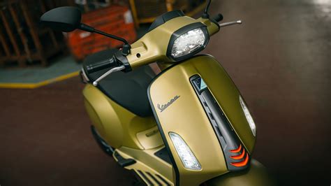Vespa Sprint Easy To Handle Sporty With A Gritty Look