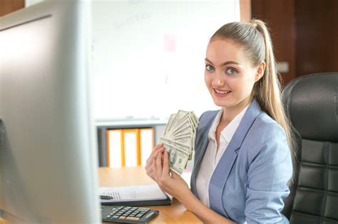 젊은 현대 성공적인 비즈니스 여성 사무실에서 달러를 들고 온라인 비즈니스에 대 한 여자의 성공입니다 거래자에 대한 스톡 사진 및 기타 이미지 Istock