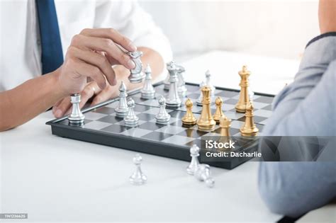 사업가 체스 게임과 함께 플레이 비즈니스 전략과 전술 도전의 성공 관리 개념 개념에 대한 스톡 사진 및 기타 이미지 개념 결정 계획 Istock