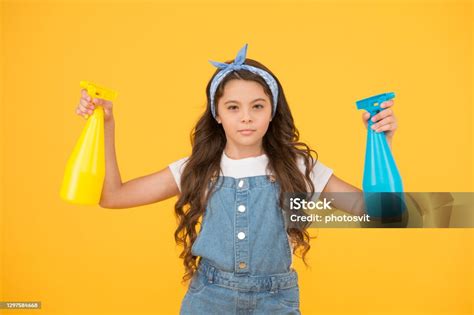 빨리 청소하십시오 쉬운 방법 가정 의무 소녀 귀여운 아이 청소 주위에 민감한 피부를 보호합니다 집에서 청소하는 아이 청결의 보호에 먼지를 닦기위한 미스트 분무기 청소를위한