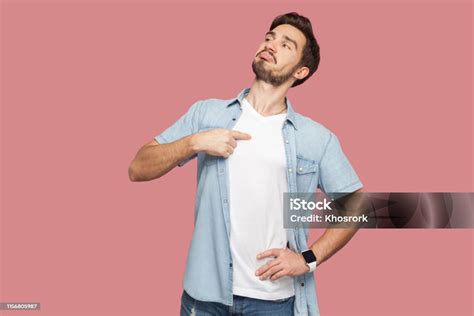 저예요 블루 캐주얼 스타일의 셔츠에 서 멀리 보고 자신을 가리키는 자랑 거만한 잘 생긴 수염 젊은 남자의 초상화 남자에 대한