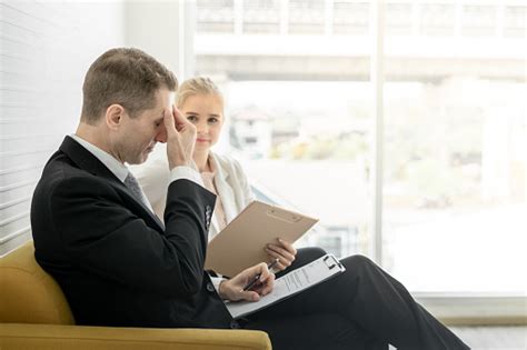 사무실에서 비서와 실패 회사 나쁜 소식에 의해 우울 좌절 상사 정신과 전문의에 대한 스톡 사진 및 기타 이미지 정신과 전문의 비즈니스 수트 Istock