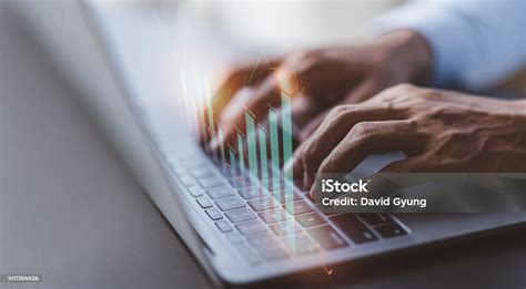 컴퓨터 계산기 가상 대시 보드를 사용하여 재무 판매 데이터 및 경제 성장 그래프 차트 및 계정 보고서 세금 기술을 분석하는 사업가 가격에 대한 스톡 사진 및 기타 이미지