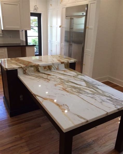 رخام كلكتا أورو أبيض غني مع عروق ذهبية