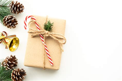 선물 상자와 아름다운 크리스마스 배경 흰색 배경 위에 소나무 가지와 소나무 콘으로 장식 복사 공간이 있는 상단 뷰 플리 레이 2022년에 대한 스톡 사진 및 기타 이미지