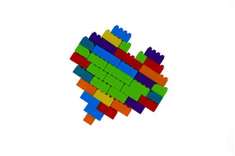 고립 된 흰색 배경 앞에서 다양한 색상의 빌딩 블록으로 만든 하트 모양 3차원 형태에 대한 스톡 사진 및 기타 이미지 3차원