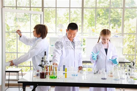 快乐的孩子们做科学实验教育和高清图片下载 正版图片503662574 摄图网