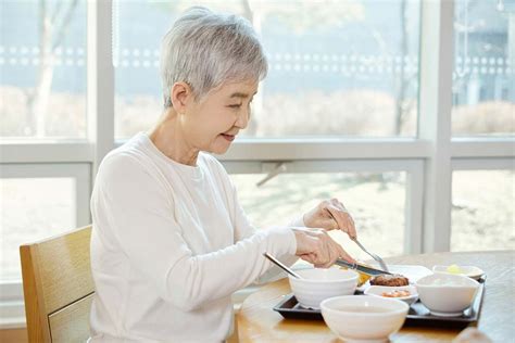 밥 먹을 때마다 사레든다 ‘이 자세로 식사하세요 당신의 건강가이드 헬스조선