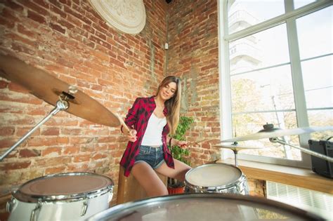 Mulher Com Fones De Ouvido Gravando M Sica Foto Gr Tis