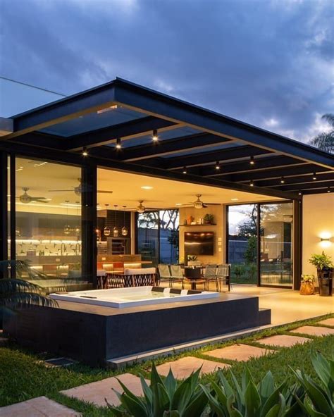 Modern Single Story House With Outdoor Hot Tub Diseño De Patio