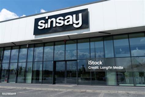 로고 사인이 있는 신세이 매장 폴란드 의류 매장 체인 브랜드 로고가 있는 패션 상점 간판 상점에 대한 스톡 사진 및 기타 이미지 Istock