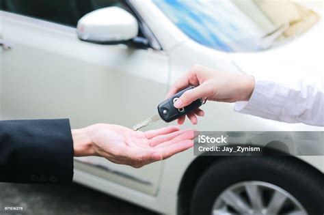 자동차 딜러에서 자동차 열쇠를 주는 여성 자동차 소유자의의 근접 촬영 차에 대한 스톡 사진 및 기타 이미지 차 판매 악수 Istock