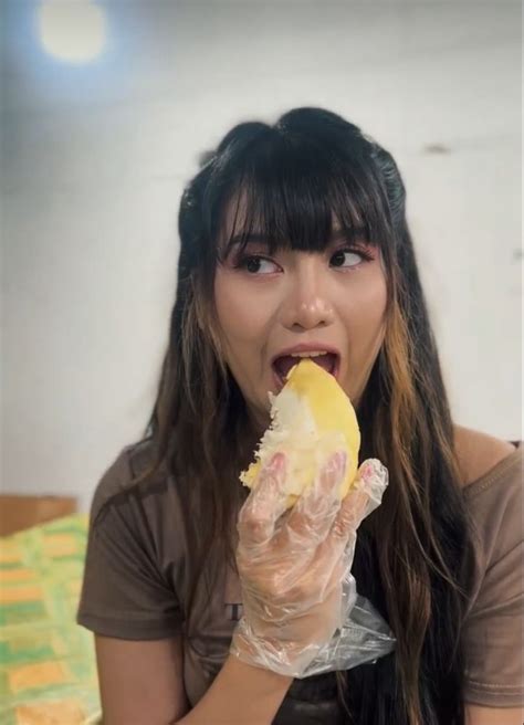 Serunya Ghea Indrawari Jajan Kaki Lima Di Singapura Hingga Korea