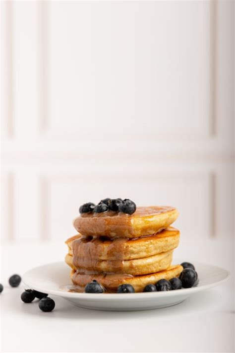 시럽을 곁들인 맛있는 블루베리 팬케이크 · 무료 스톡 사진