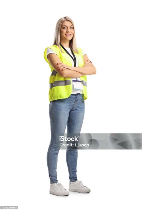 교차 팔을 들고 서있는 안전 조끼를 입은 여성 보안 요원의 전체 길이 초상화 엔지니어에 대한 스톡 사진 및 기타 이미지 엔지니어 흰색 배경 컷아웃 Istock
