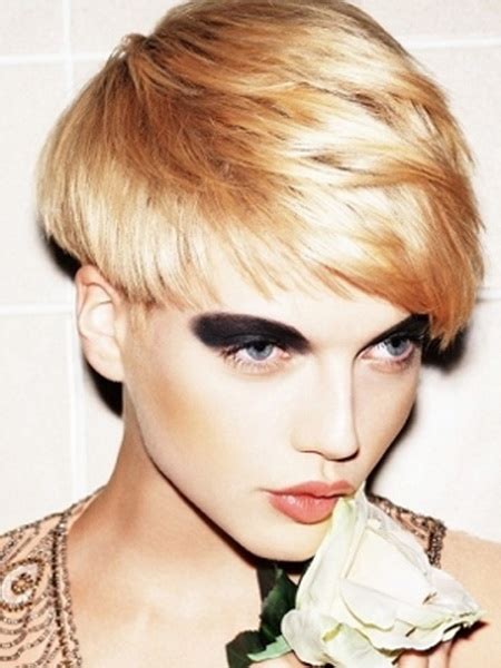 Модерни заводливи кратки фризури