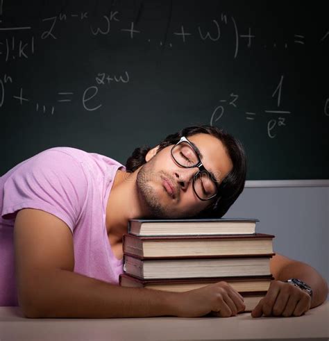 Jovem Estudante Do Sexo Masculino Sentado Na Sala De Aula Imagem De Stock Imagem De Revisar