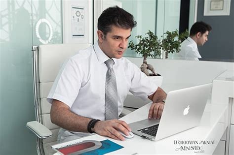 دندانپزشکی دکتر هومن پاک نیت جراح ایمپلنت و دندانپزشک پروتزهای زیبایی