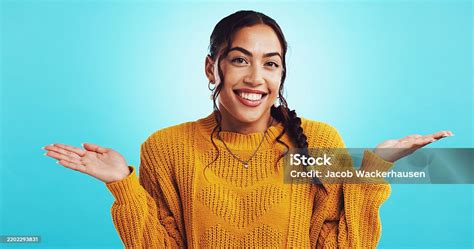 선택 옵션이 있는 손과 여자 초상화와 결정을 위한 비교 스튜디오와 제스처 파란색 배경 사람 선택 및 제안에 대한 표현을 가진 소녀에 대한 단점의 장단점 및 무게 20 24