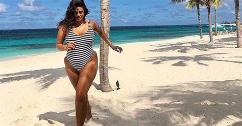 besten Bikinis und Badeanzüge für Frauen mit Kurven