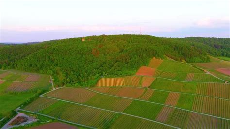 Vista Aérea De Una Finca Con Un Cerro Al Fondo Foto Premium