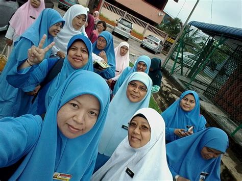 [gambar] Cikgu Cikgu Ni Terus Jadi Comel Bila Pakai Baju Sekolah Pelajar Pun Kalah