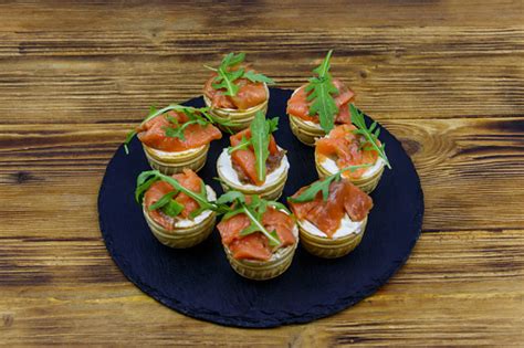 나무 테이블에 연어 크림 치즈 아루굴라를 곁들인 타르틀릿 0명에 대한 스톡 사진 및 기타 이미지 0명 건강한 식생활 검은색 Istock