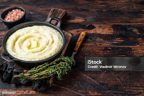 으깬 감자를 나무 소박한 테이블에 올려놓고 팬에 넣습니다 나무 배경 맨 위 보기입니다 복사 공간 으깬 감자에 대한 스톡 사진 및 기타 이미지 Istock