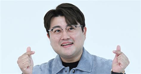 김호중 ‘생쑈 포토월 촬영 앞서 더블하트 포토엔hd