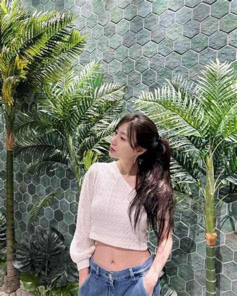 에이핑크 오하영 원숄더 크롭티 입고 뽐낸 개미 허리 아이돌24시 네이트 연예