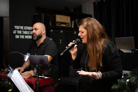 Στα ύψη η διασκέδαση στο live του "Kaza" με τους Λευτέρη και Μαρία ...