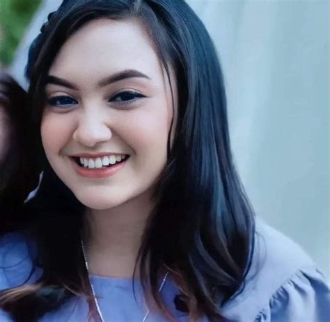 Pin oleh maria eti di wallpaper | Gadis-gadis cantik, Kecantikan, Gadis cantik