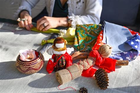 Las Mujeres Cosieron Las Manos De Una Mu Eca Casera Imagen De Archivo Imagen De Punto