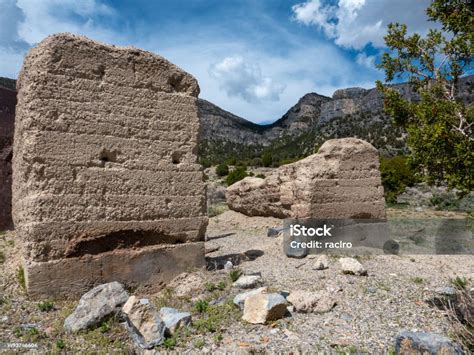 오래된 광산 구조물의 오랫동안 버려지고 파괴 된 벽 서부 유타의 하우스 레인지 0명에 대한 스톡 사진 및 기타 이미지 0명 건축물 고적 Istock