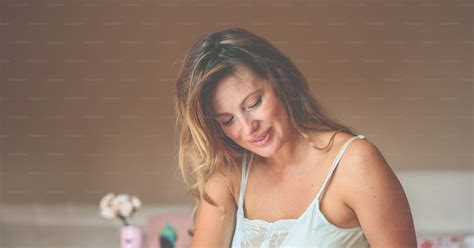 어머니는 침대에서 어린 아기를 기저귀로 갈아줍니다 베이비 크림을 사용하는 어머니 사진 Unsplash의 기저귀 이미지