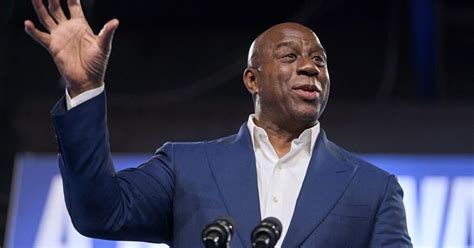 Magic Johnson Agli Afroamericani Votate Per Kamala Harris